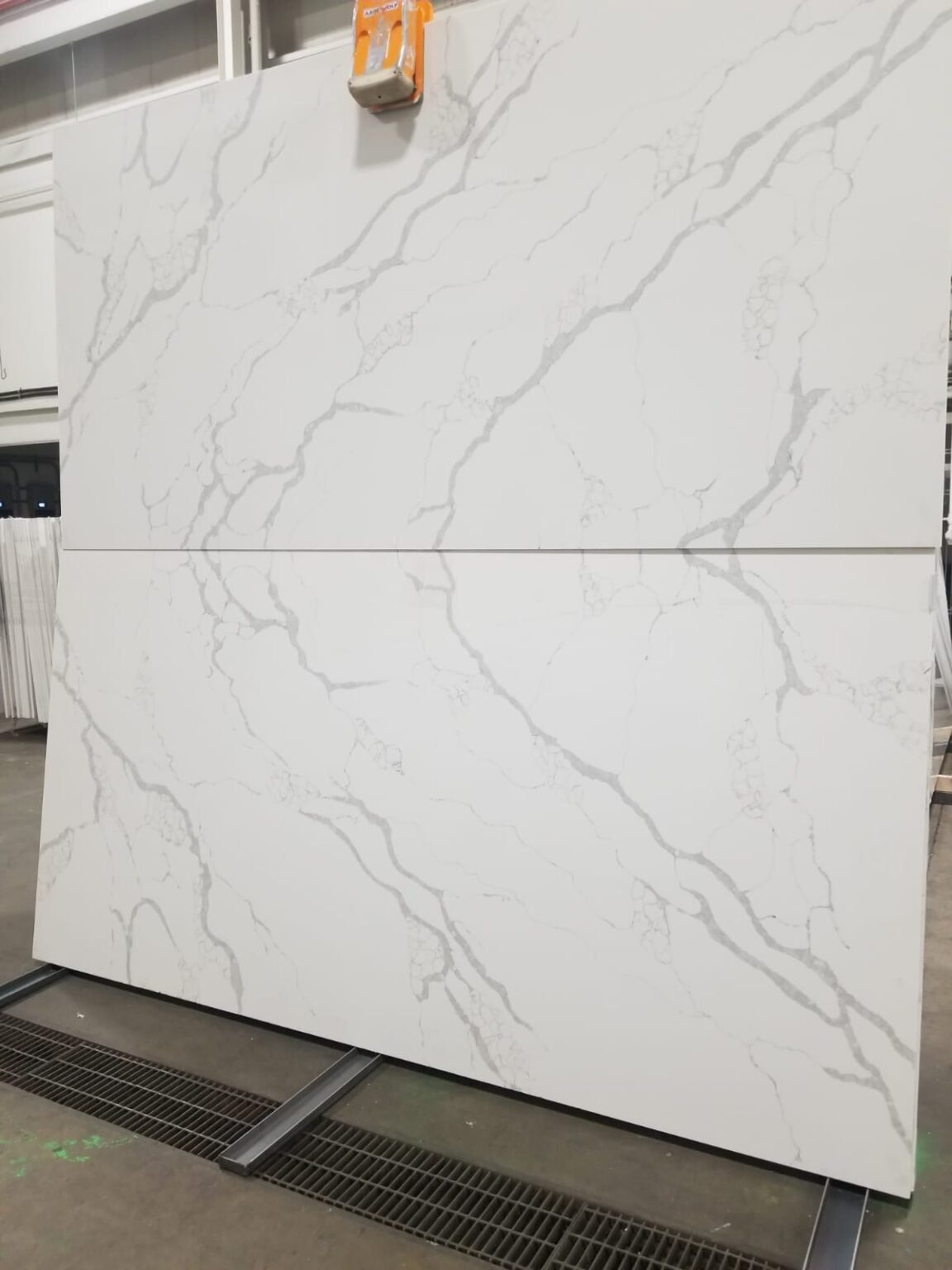CIQ4106 Calcutta Chic - Lucent Quartz